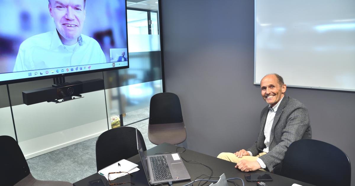 Jurister og Twitter-rivaler med satire som «våpen»